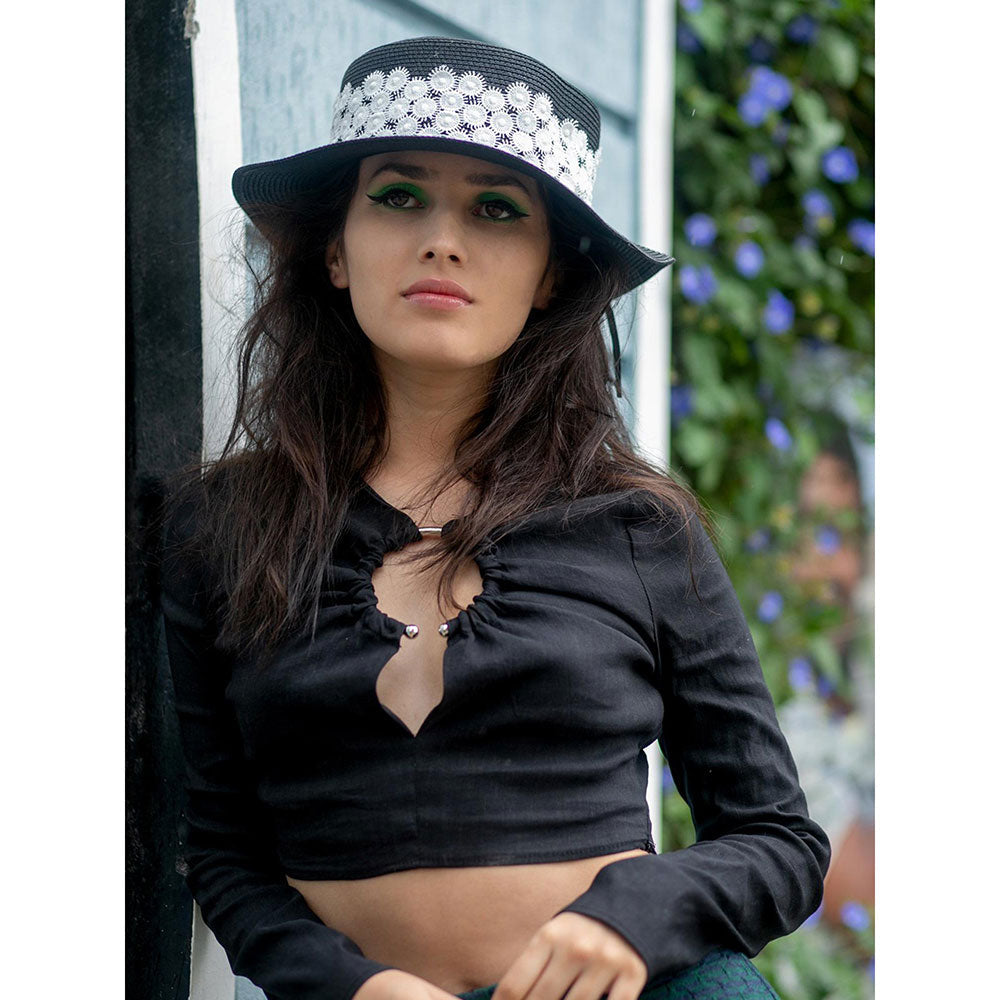Odette A Basic Black Boater With White Floral Lace – Nykaa Fashion